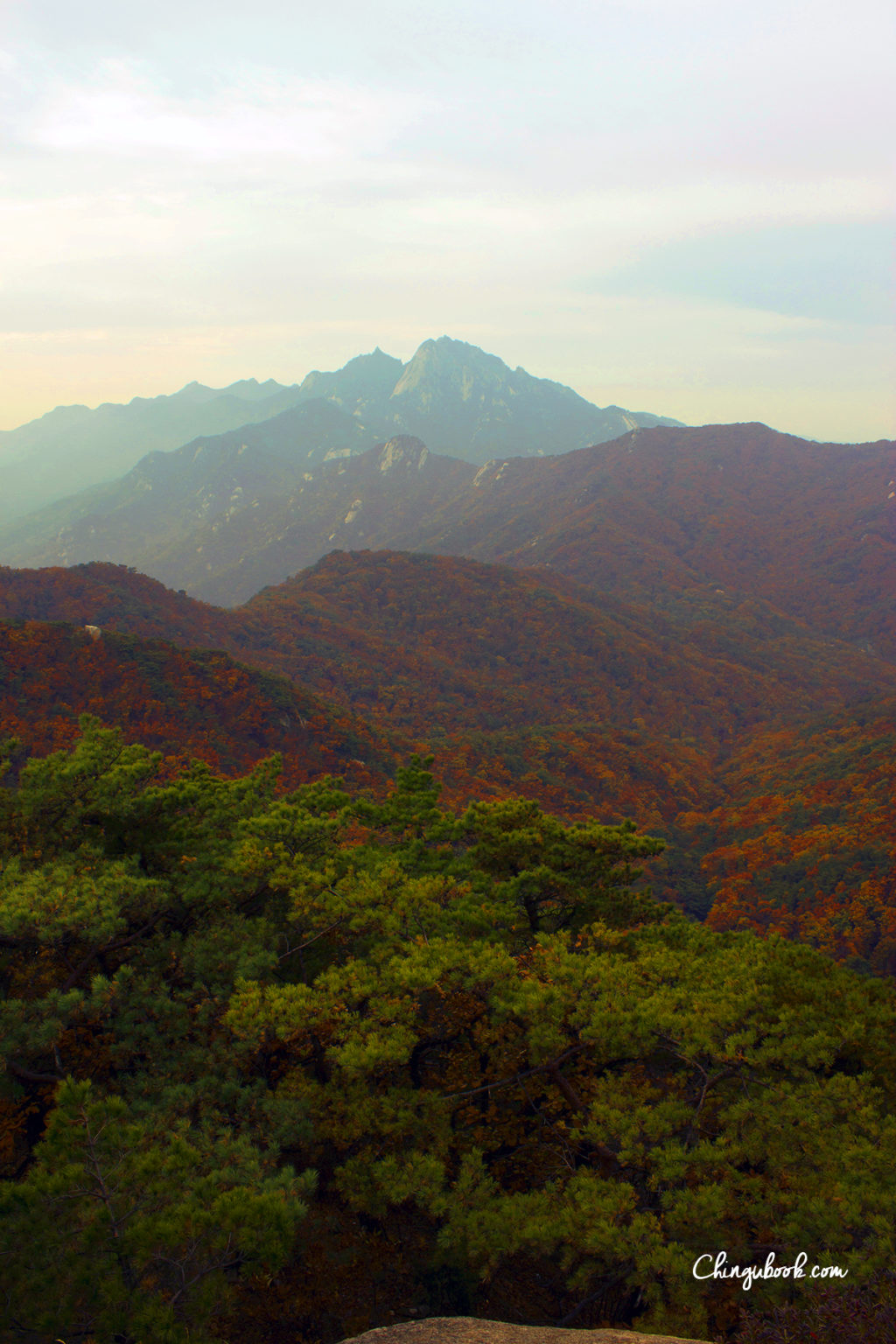 Le beau Parc national Bukhansan : l'ascension du mont Dobongsan